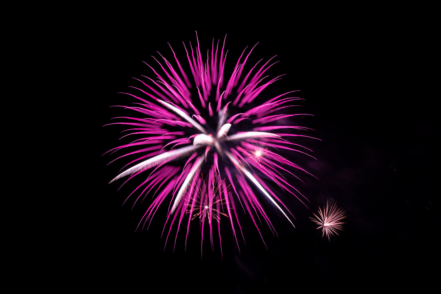 How to Shoot Defocused Fireworks – Focus Pull Tutorial